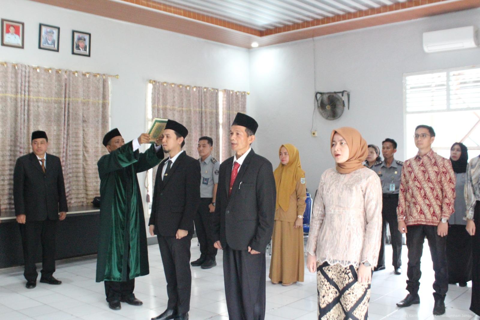 Kakanwil Kemenkumham Jambi Lantik Pejabat PPNS dan Notaris, Tekankan Tanggung Jawab dalam ...